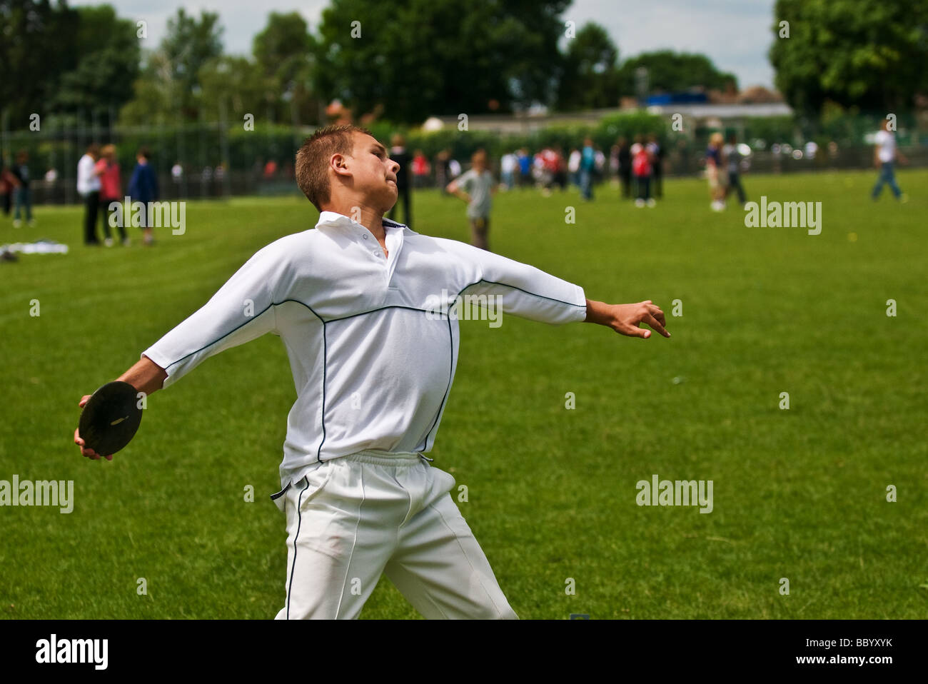 Male athlete throwing discus -Fotos und -Bildmaterial in hoher ...