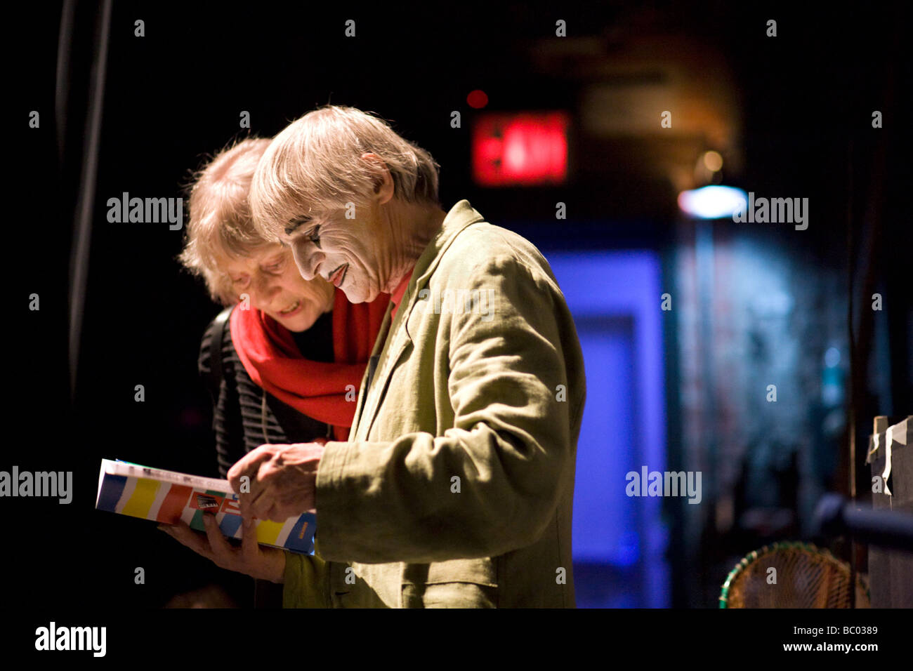 Clown Dimitri und seine Frau Gunda hinter den Kulissen Stockfotografie ...