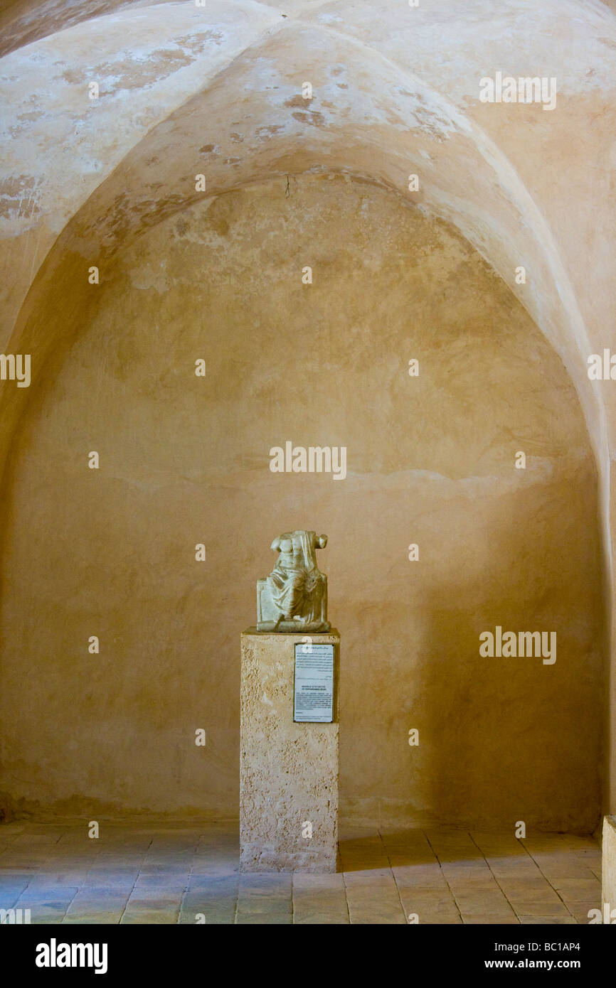 Marmor-Statue des Zeus thront ein Museum an die römischen Ruinen von ...