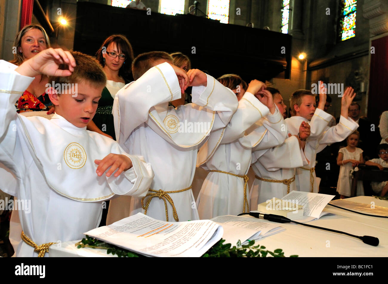 Erste Heilige Kommunion in der katholischen Kirche Kinder ...