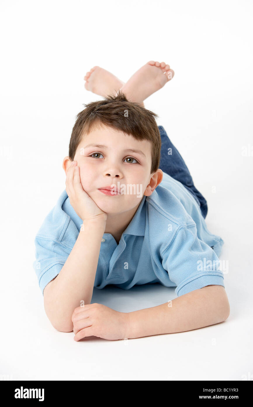 Nachdenken Auf Bauch Liegen Stockfotos und -bilder Kaufen - Alamy