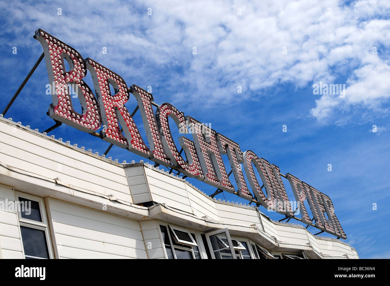 Brighton pier zeichen -Fotos und -Bildmaterial in hoher Auflösung – Alamy