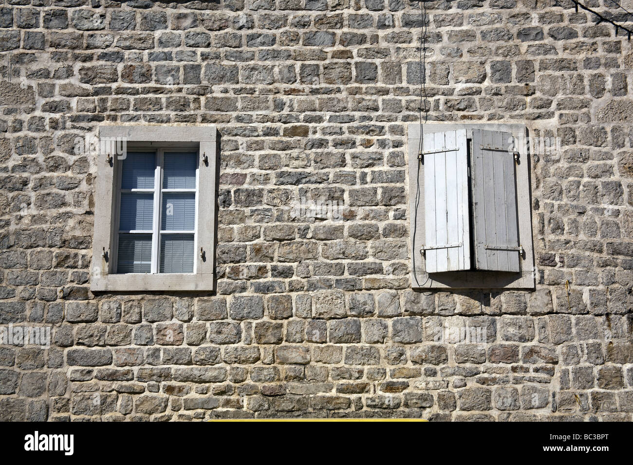 Alte mauer mit geschlossenen fenstern -Fotos und -Bildmaterial in hoher ...