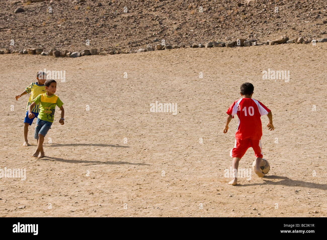 Kinder spielen Fußball barfuß in Al Dakhiliyah Region Sultanat Oman ...