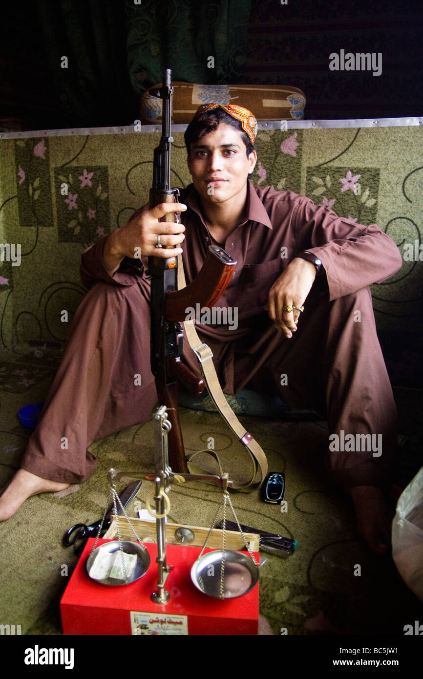 Taliban Pakistan Gun Stockfotos und -bilder Kaufen - Alamy