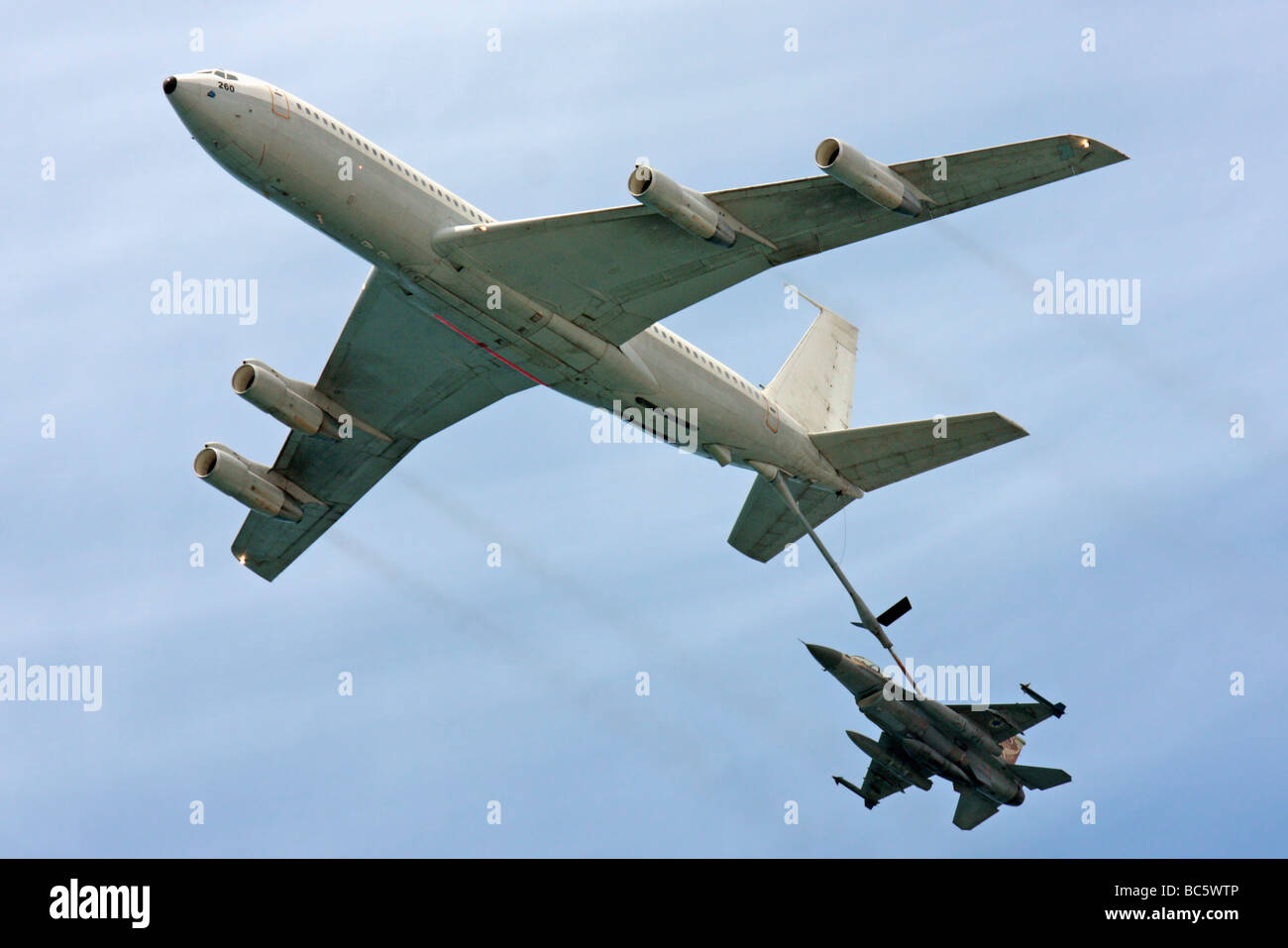 Eine israelische Luftwaffe F16-Kampfjet wird durch eine Boeing 707 im ...