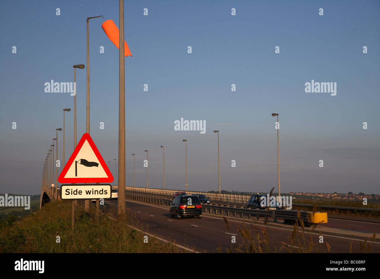 Side wind road sign warning -Fotos und -Bildmaterial in hoher Auflösung ...