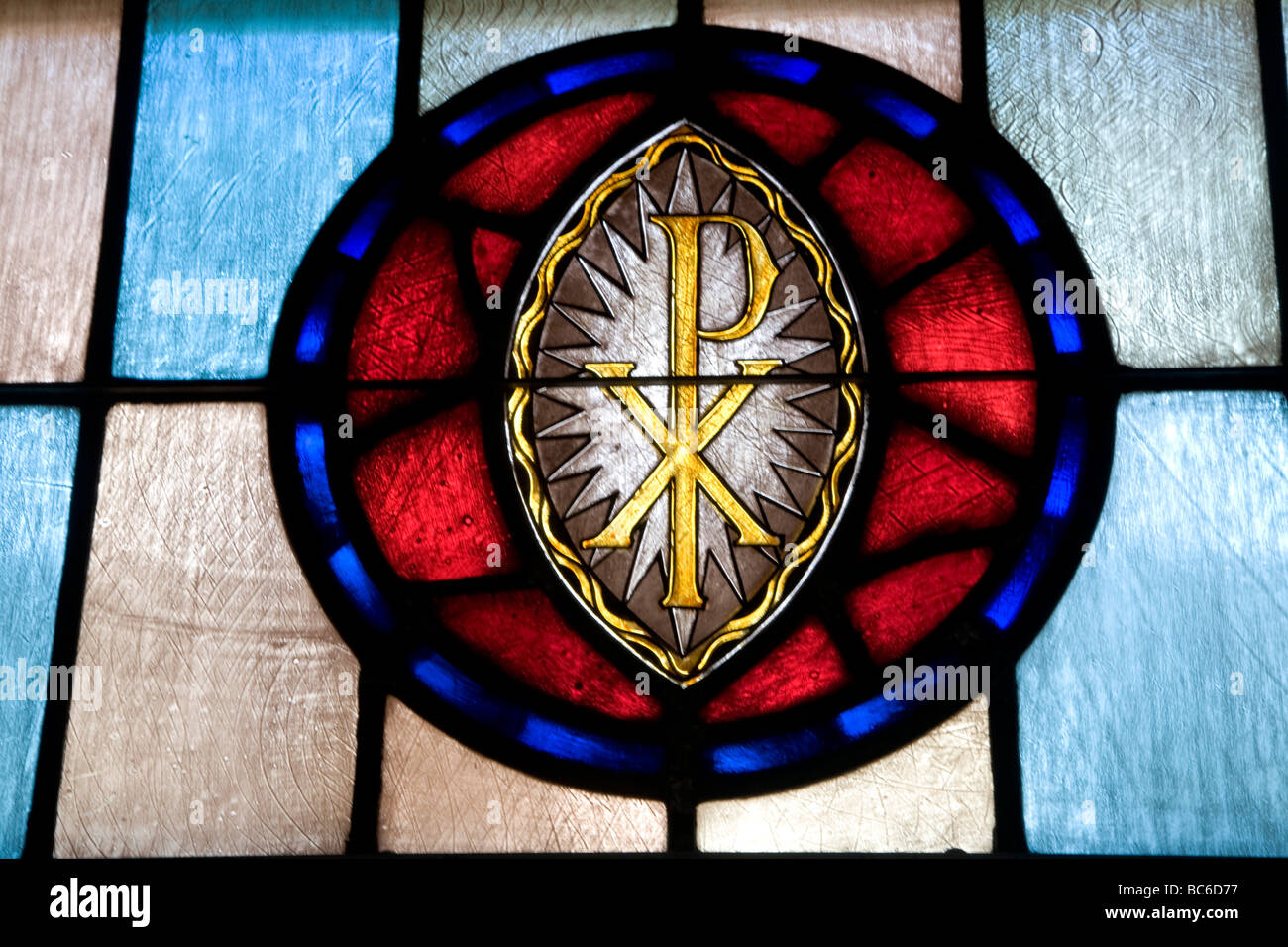 Glasfenster von Christogramm Chi Rho Symbol des Christentums Erste ...