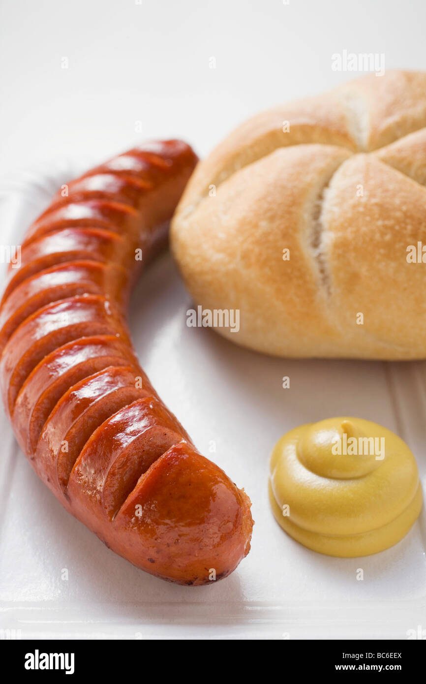Wurst (Bratwurst) mit Senf & Brot Rollen auf Pappteller Stockfotografie ...
