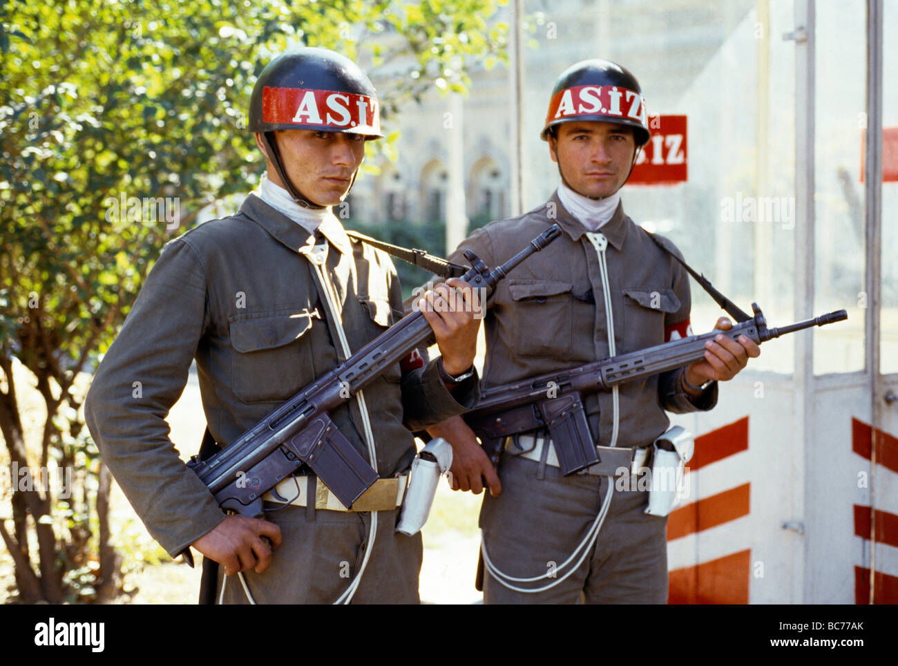 Istanbul Türkei Militärpolizei halten Gewehre Stockfotografie - Alamy