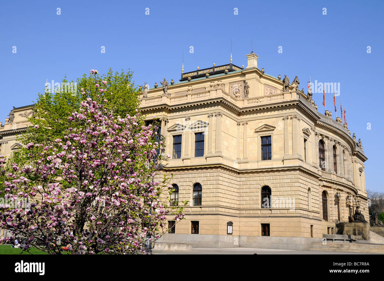 Das Rudolfinum ist ein Musik-Auditorium und eines der wichtigsten Neo ...