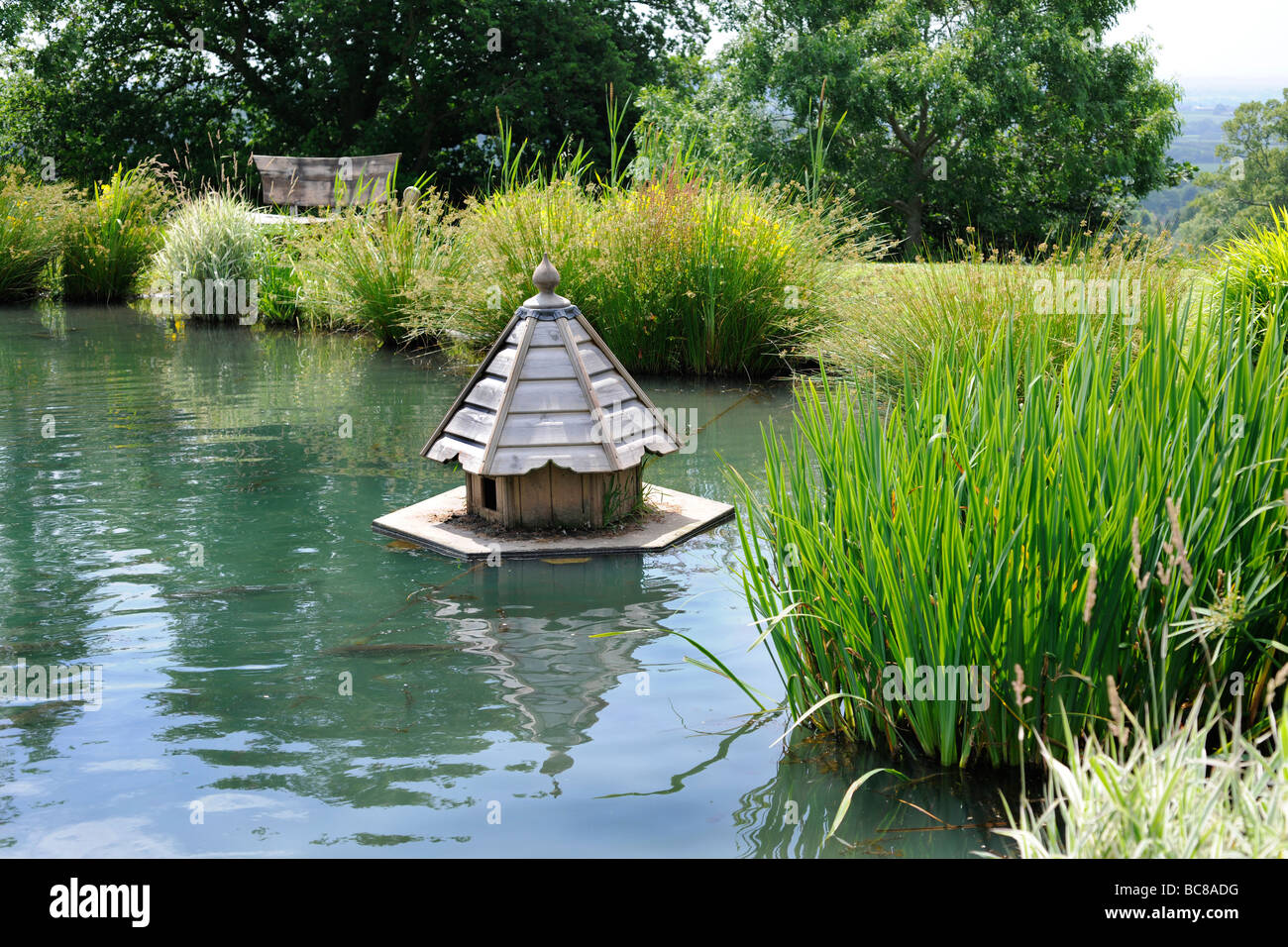 Schwimmende Ente Haus am See von einem angelegten englischen Garten im ...