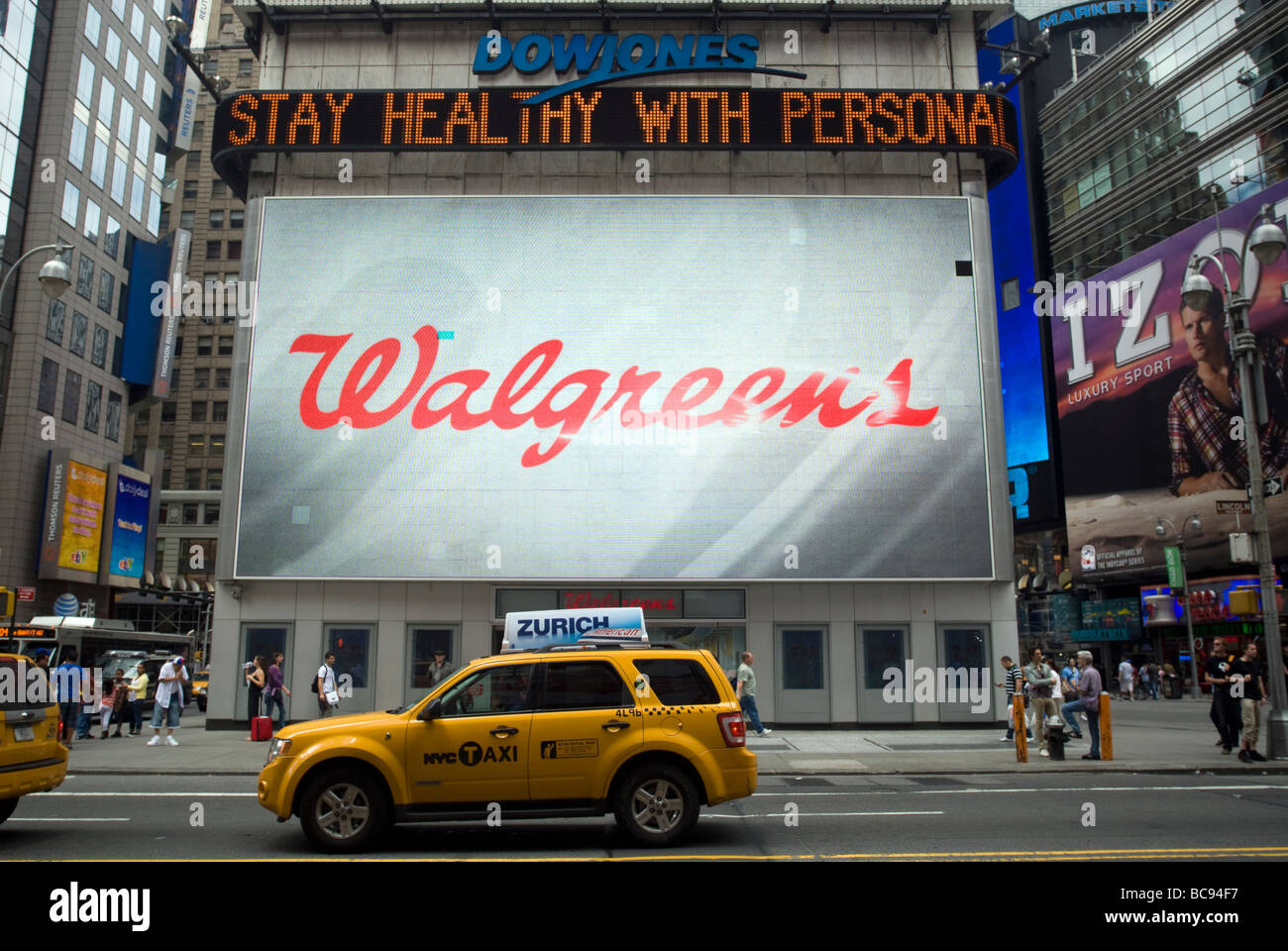 Eine riesige Leuchtreklame auf One Times Square in New York wirbt der ...