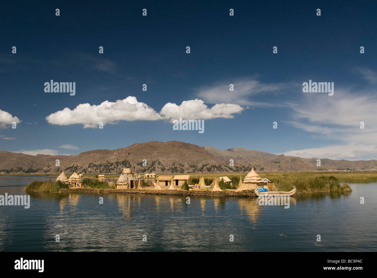 Peru Titicacasee die schwimmenden Inseln der Uros Menschen Stockfotografie - Alamy