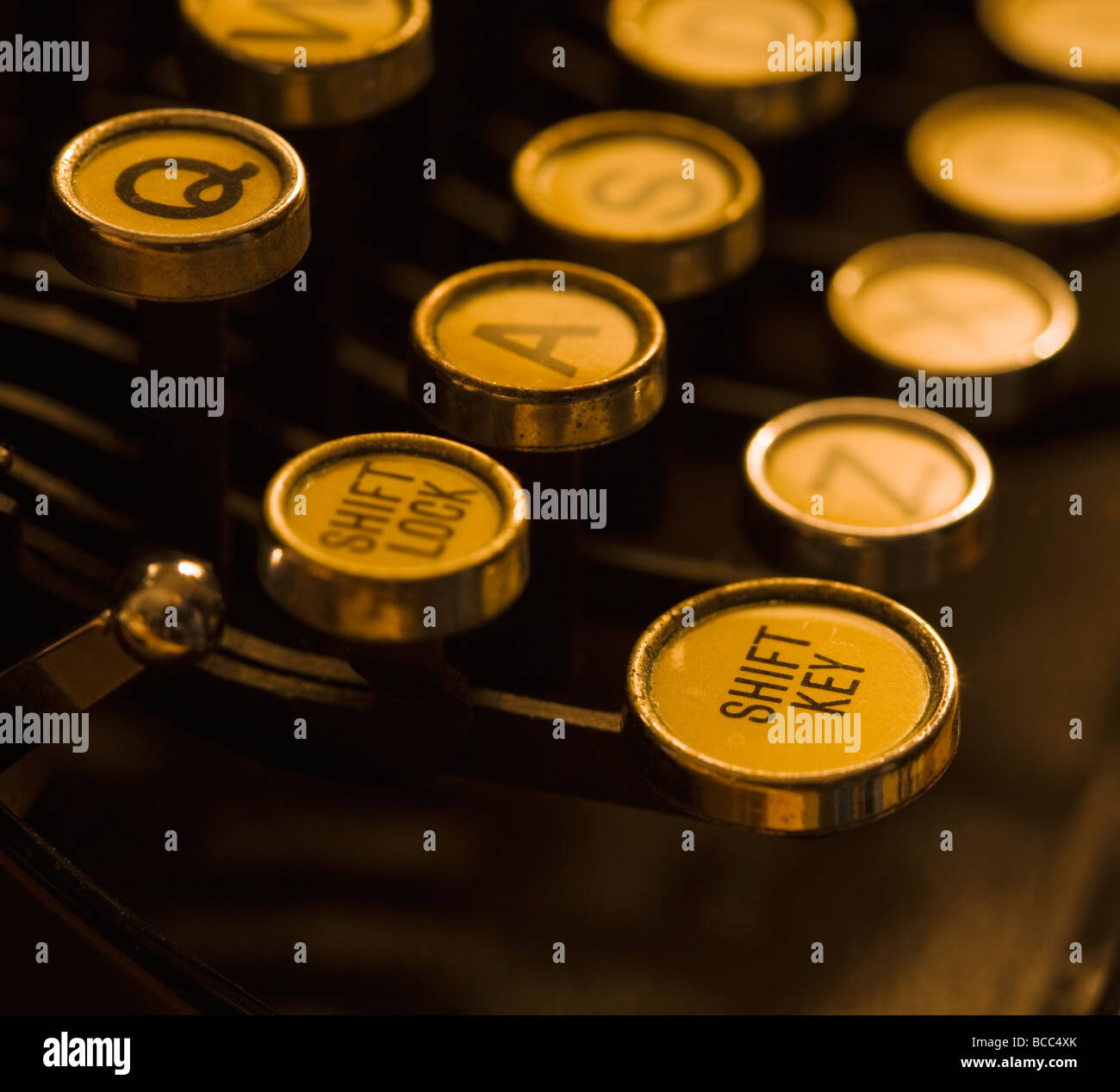 Nahaufnahme von Shift Lock und Shift-Taste auf alten manuellen ...