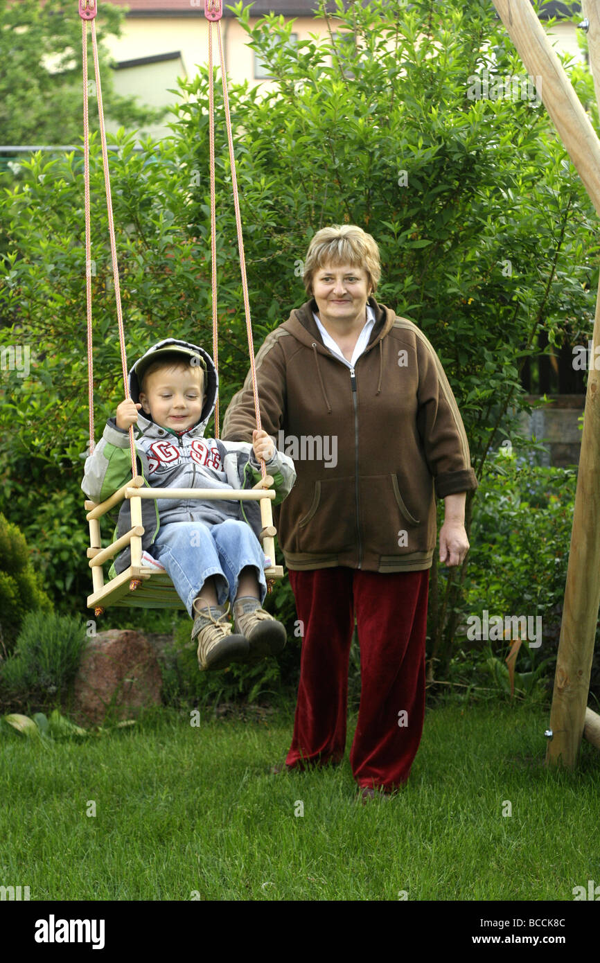 Oma enkel schaukel -Fotos und -Bildmaterial in hoher Auflösung – Alamy