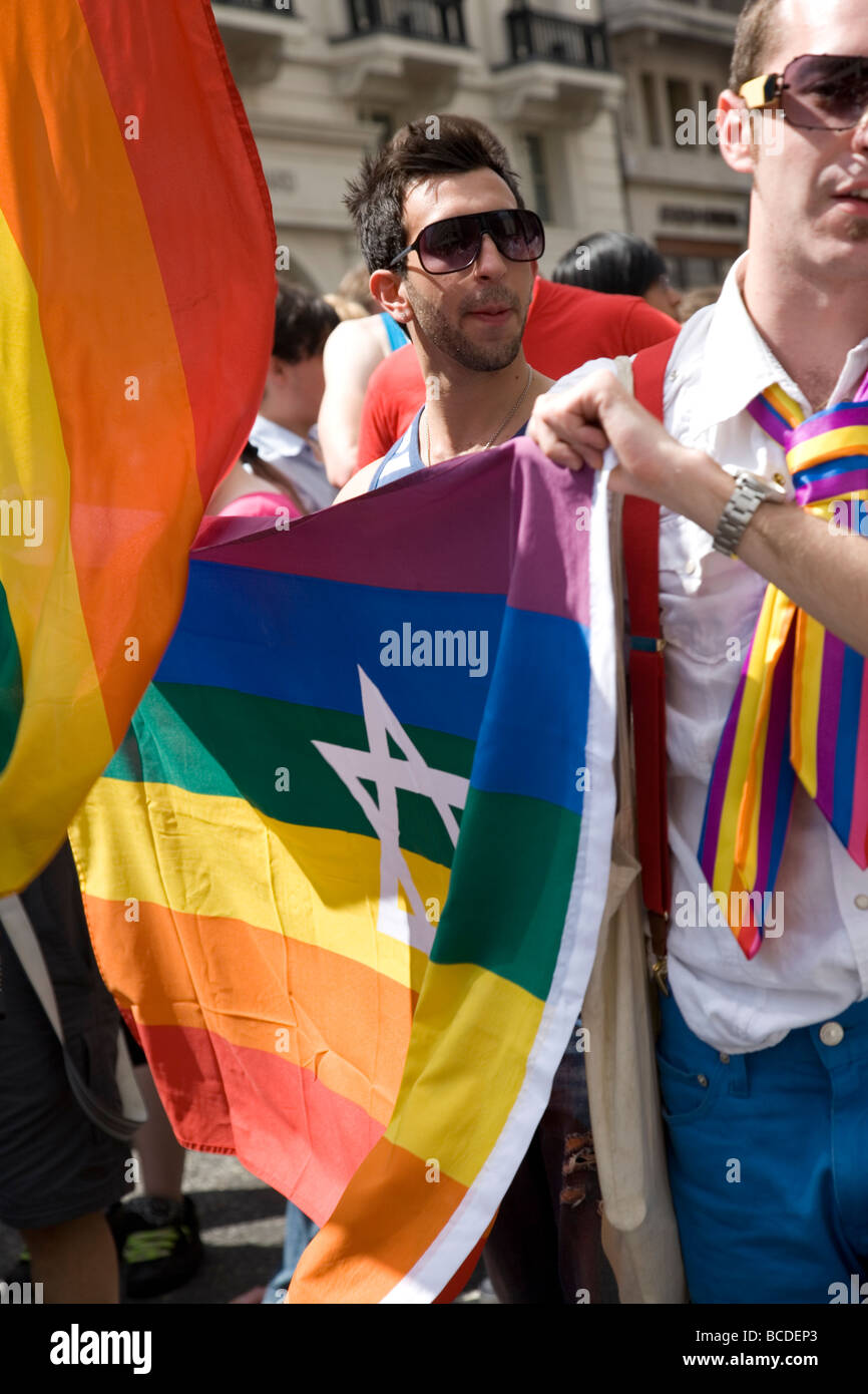 Gay flag street man -Fotos und -Bildmaterial in hoher Auflösung – Alamy