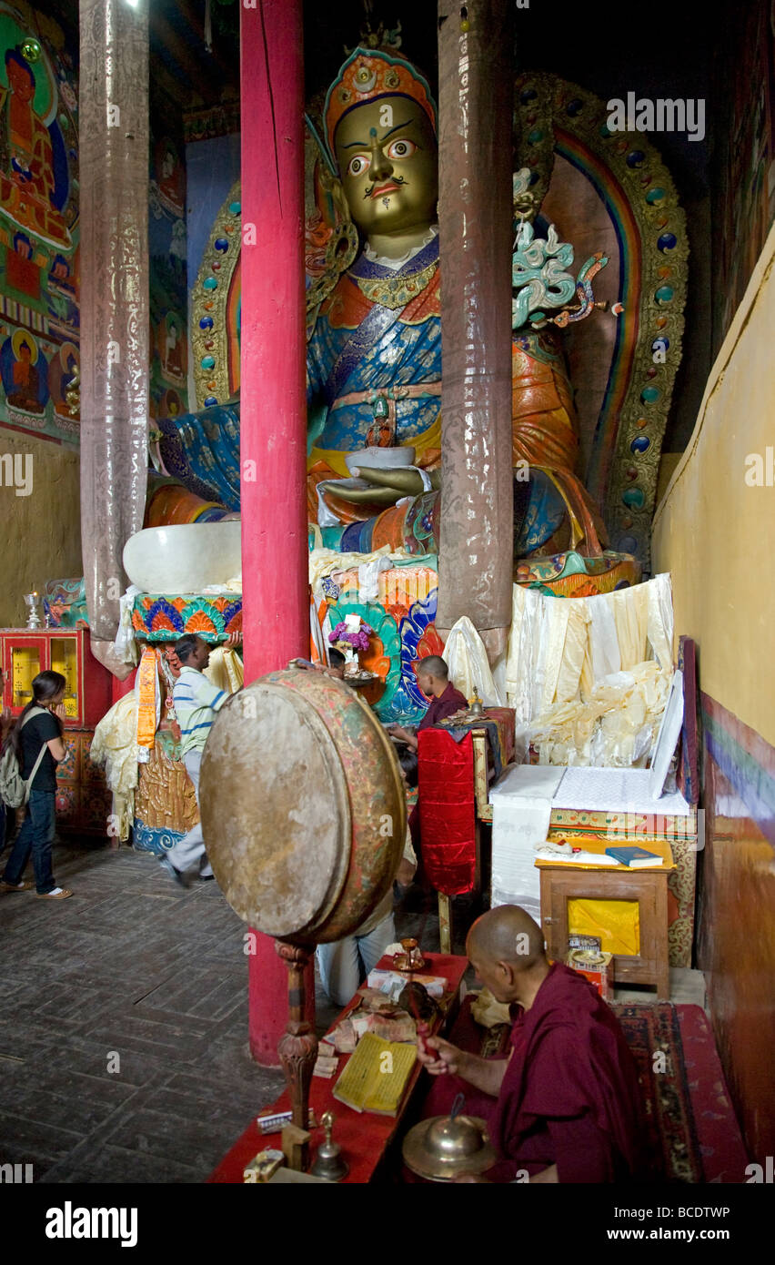 Buddhistischer Mönch Chanten von Mantren. Padmasambhava Tempel. Hemis ...