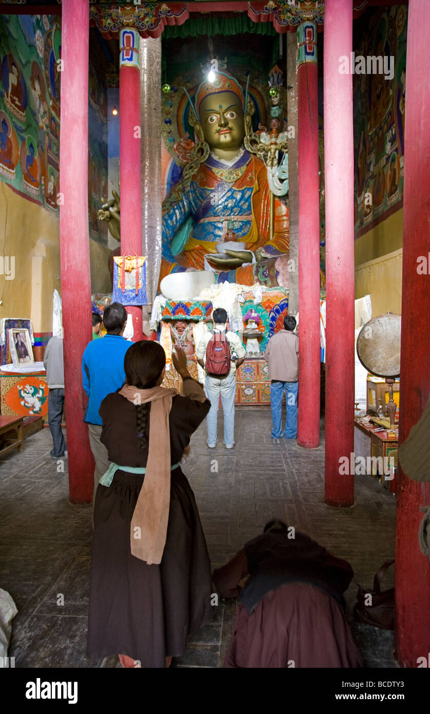 Anhänger verehren Padmasambhava Statue. Hemis Gompa. Ladakh. Indien ...