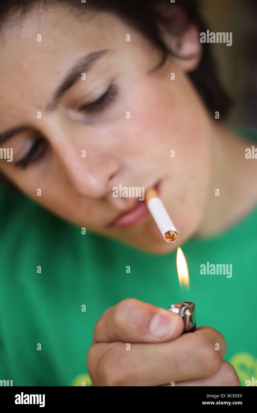 Smoking joint boy -Fotos und -Bildmaterial in hoher Auflösung – Alamy