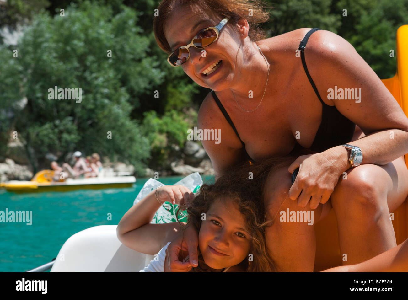 Mutter tochter bikini -Fotos und -Bildmaterial in hoher Auflösung – Alamy