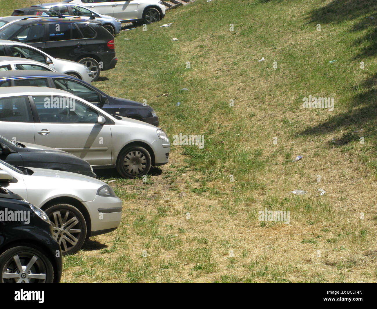 Feld voller autos -Fotos und -Bildmaterial in hoher Auflösung – Alamy