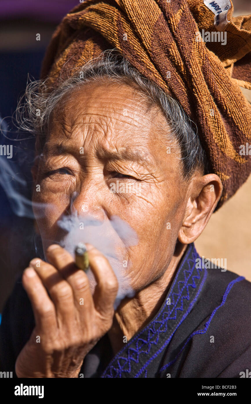 Myanmar cheroot smoker -Fotos und -Bildmaterial in hoher Auflösung – Alamy