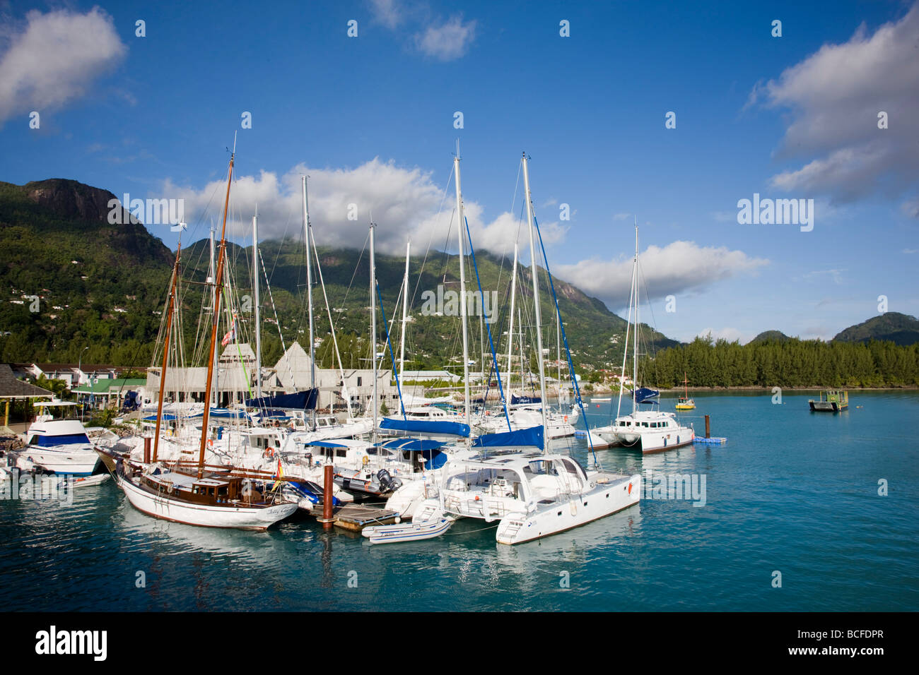Seychellen, Insel Mahe, Victoria, Victoria Harbor marina ...
