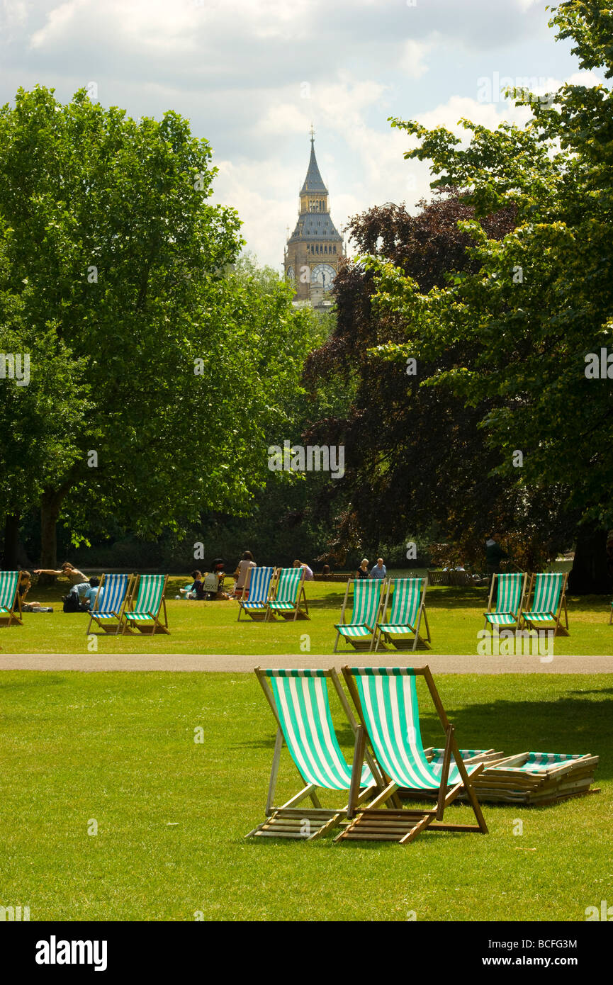 Leere Liegestühle im St. James Park, London England. Big Ben ist im ...