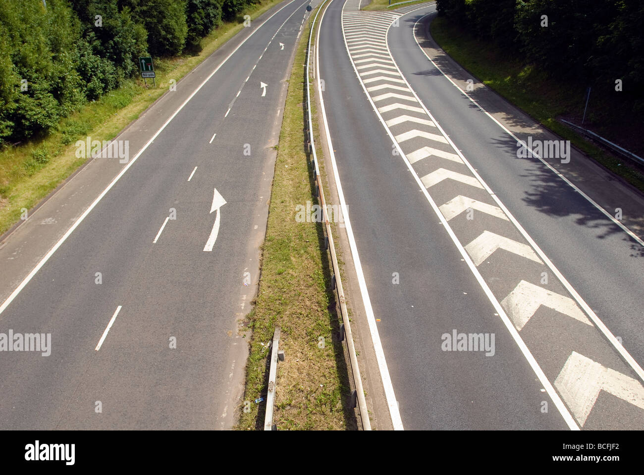 Keep clear road markings -Fotos und -Bildmaterial in hoher Auflösung ...