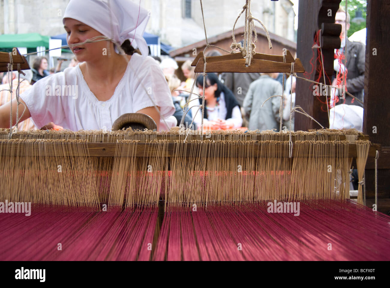 Frau sitzt am webstuhl -Fotos und -Bildmaterial in hoher Auflösung – Alamy