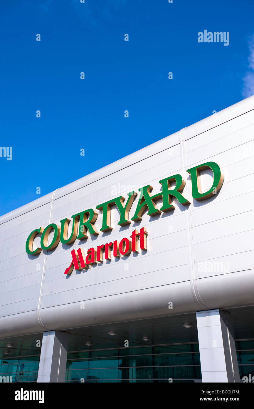 Hof von marriott warschau -Fotos und -Bildmaterial in hoher Auflösung ...