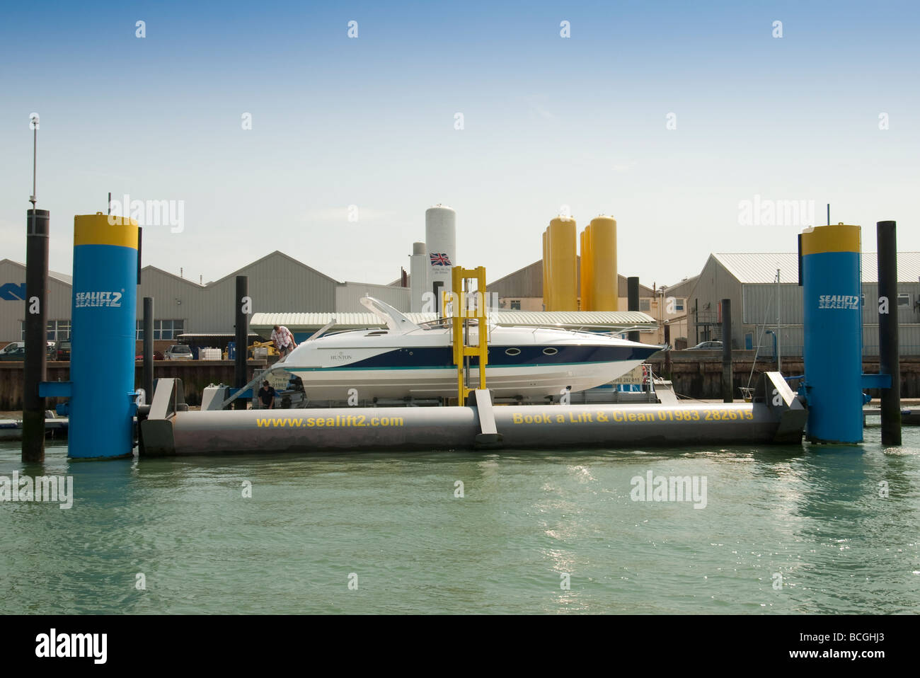 Yacht lift -Fotos und -Bildmaterial in hoher Auflösung – Alamy