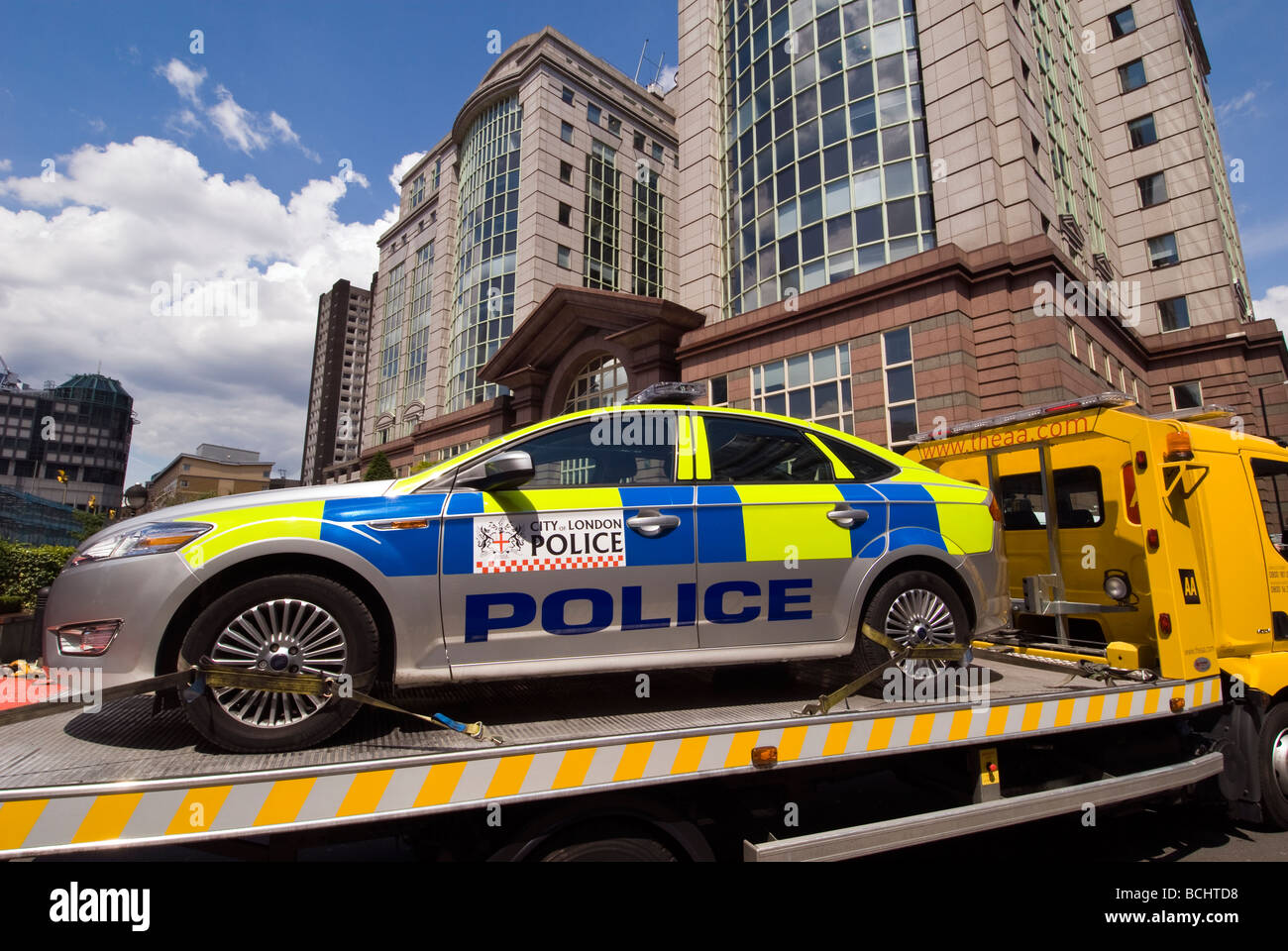 Metropolitan Polizeifahrzeug auf Rückseite Abschleppwagen LKW, London ...