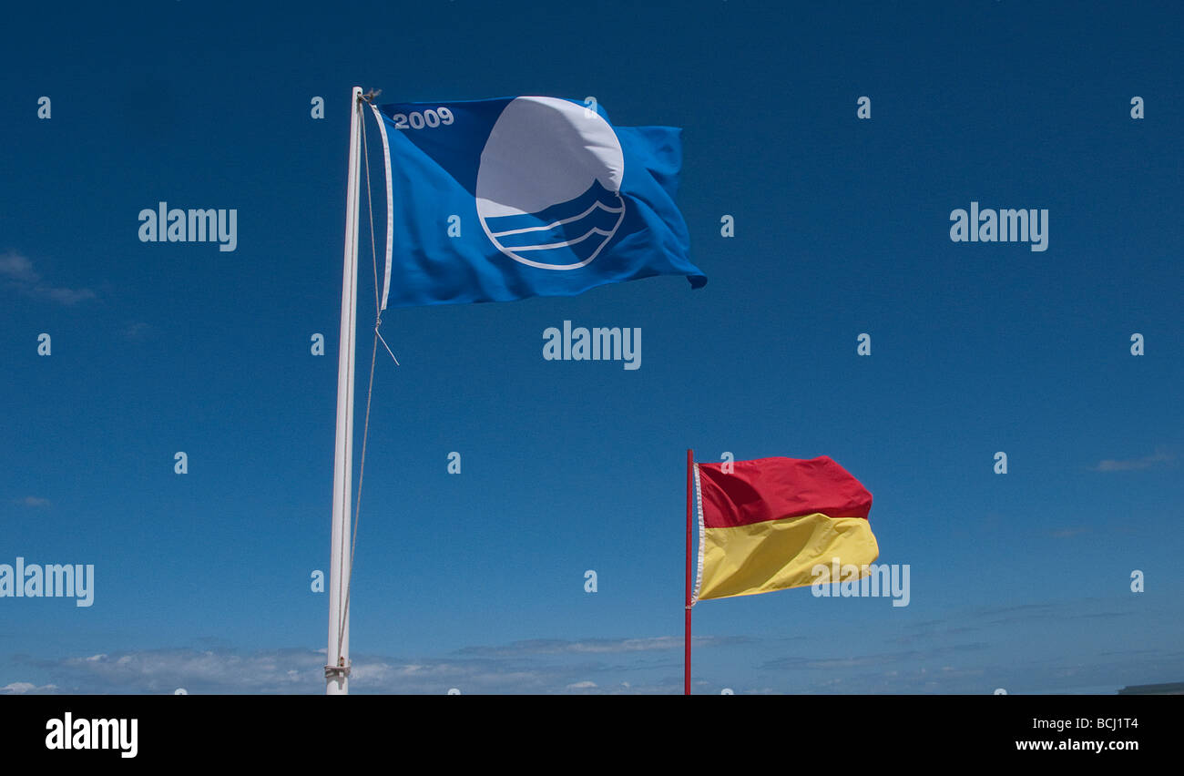 Blaue flagge und auszeichnung am meer -Fotos und -Bildmaterial in hoher Auflösung – Alamy