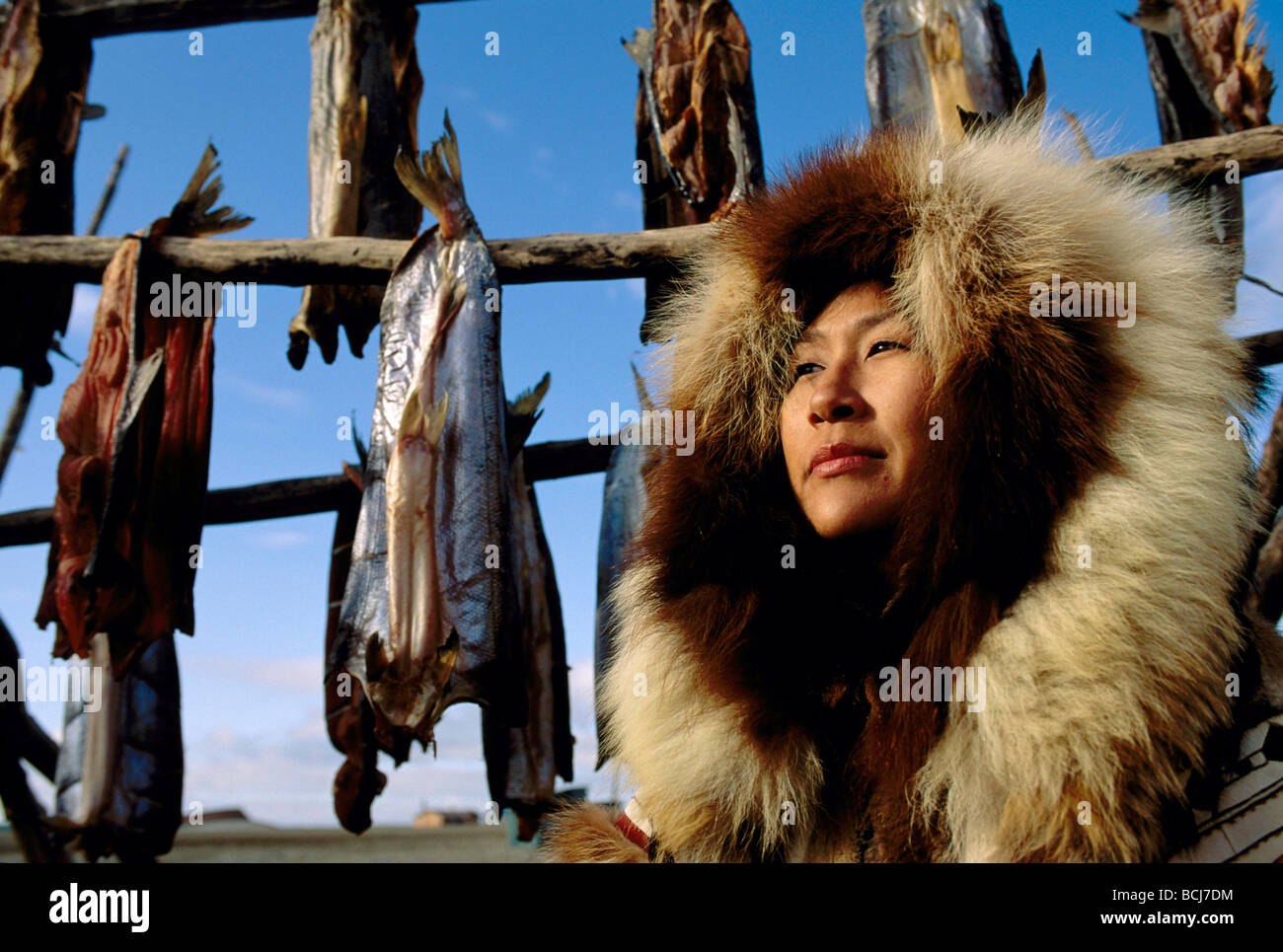 Alaska Native Eskimo Frau & Fische trocknen rack Kotzebue/nAlaska ...