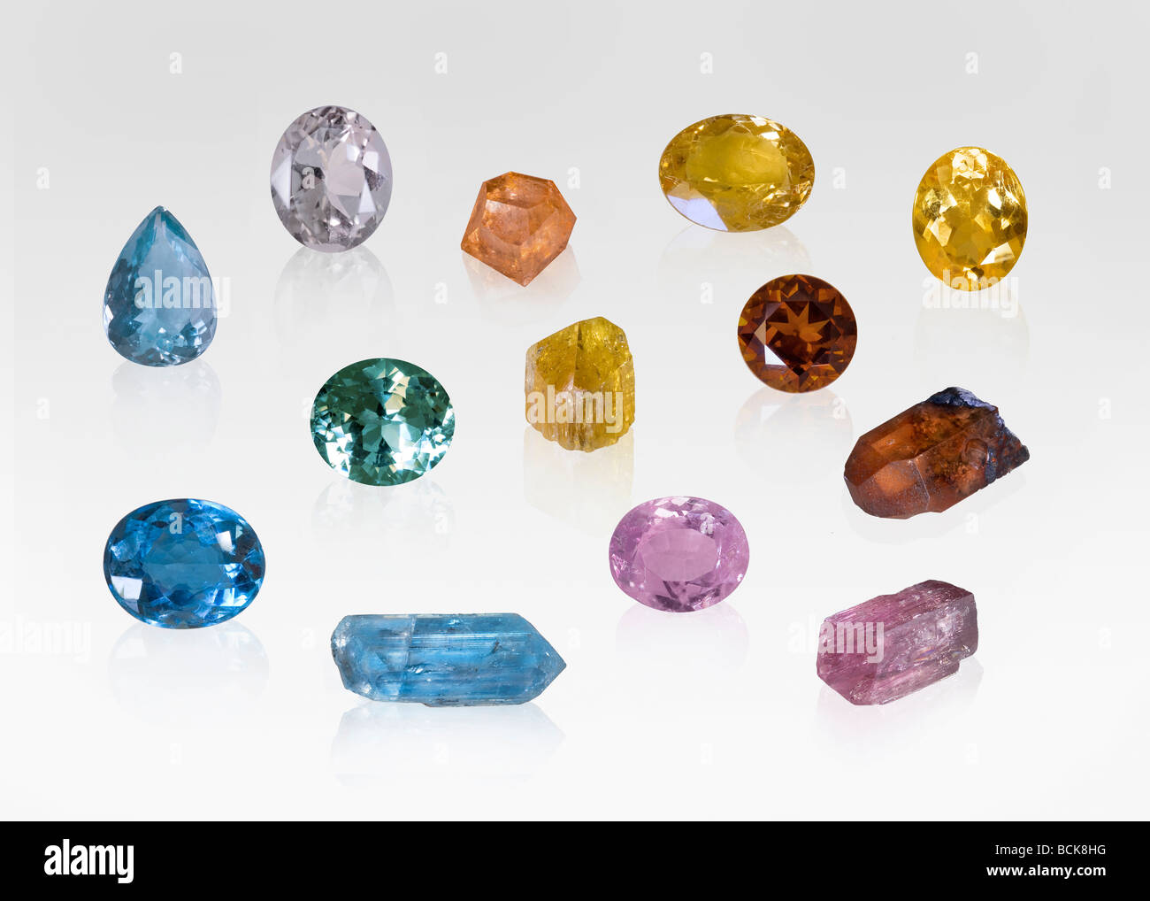 Topas Edelstein und Mineral Exemplare auf weißem Hintergrund ...