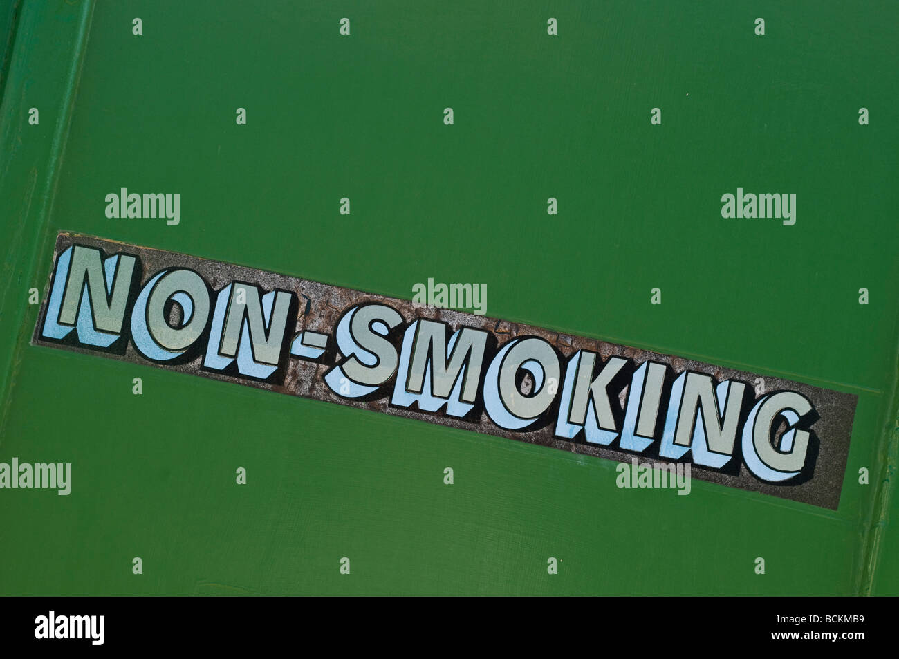 Nichtraucher hinweisschild -Fotos und -Bildmaterial in hoher Auflösung ...