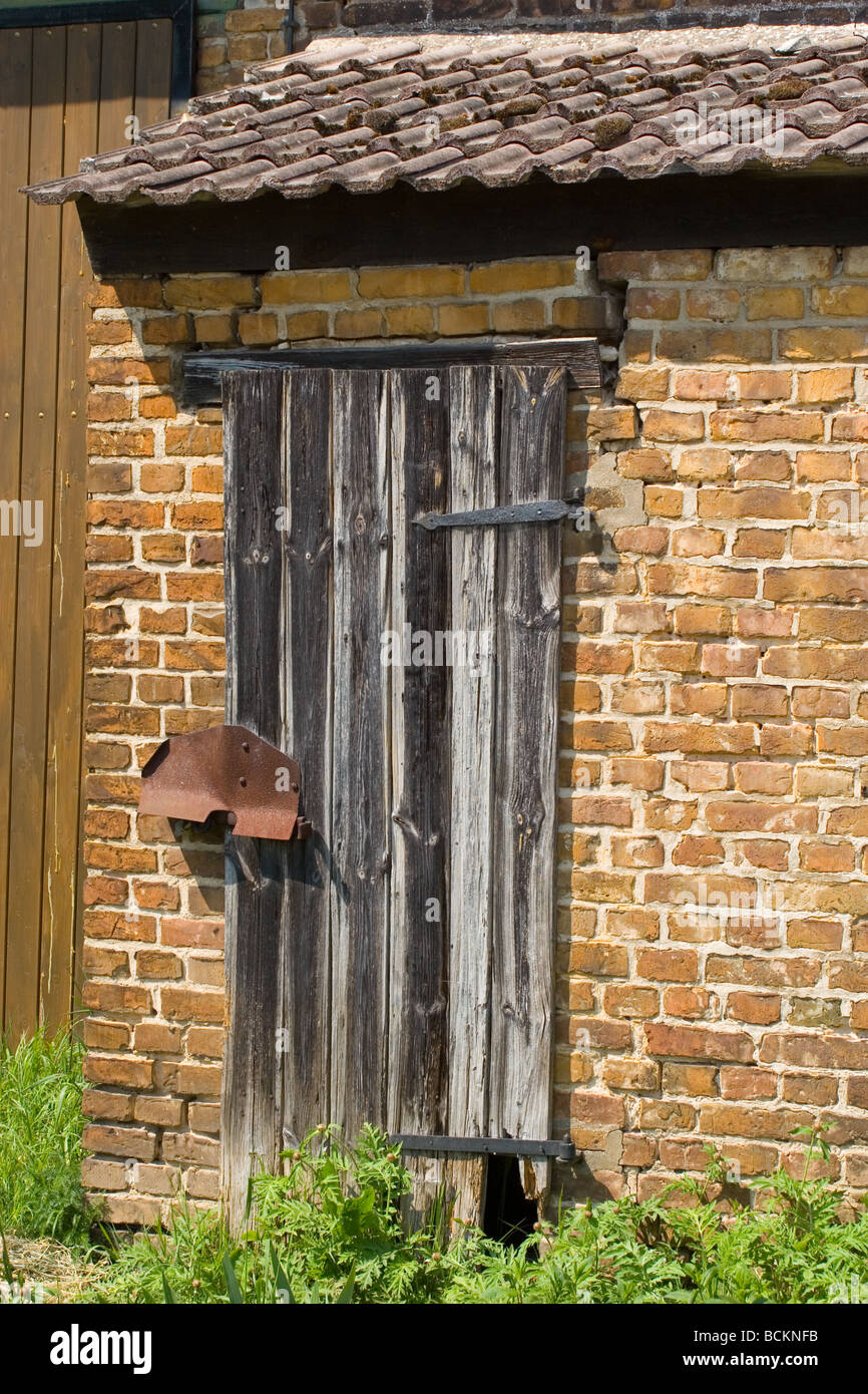 Kaputte garagentore -Fotos und -Bildmaterial in hoher Auflösung – Alamy