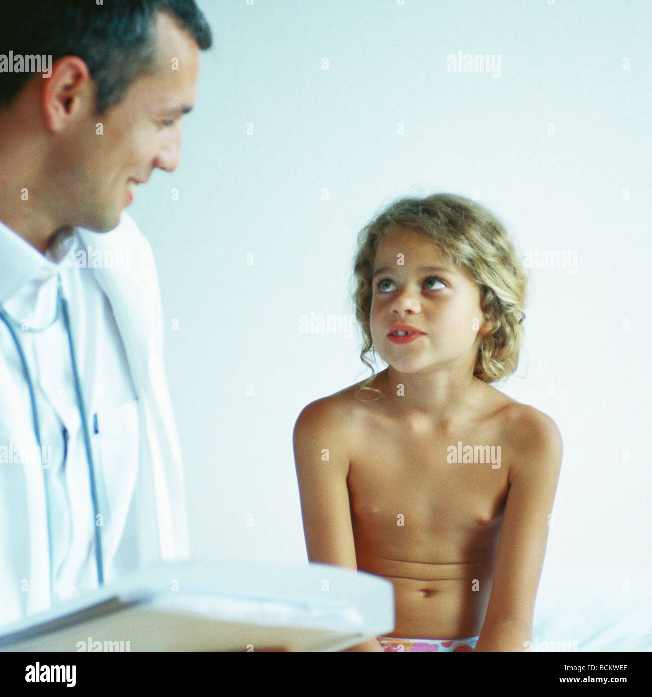Arzt Im Gespräch Mit Nackten Oberkörper Kind Stockfotografie Alamy
