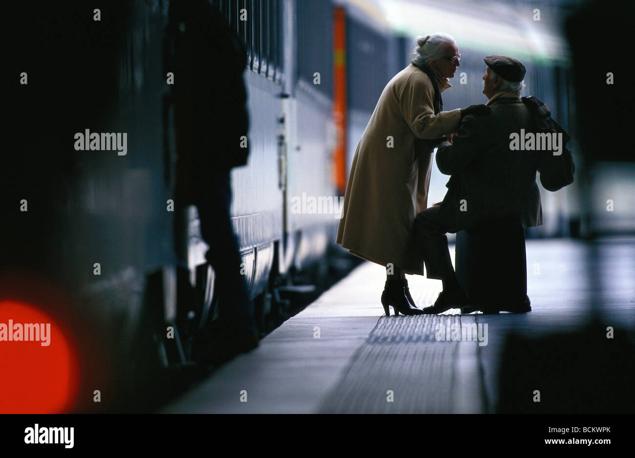 Zwei damen auf dem bahnsteig -Fotos und -Bildmaterial in hoher ...