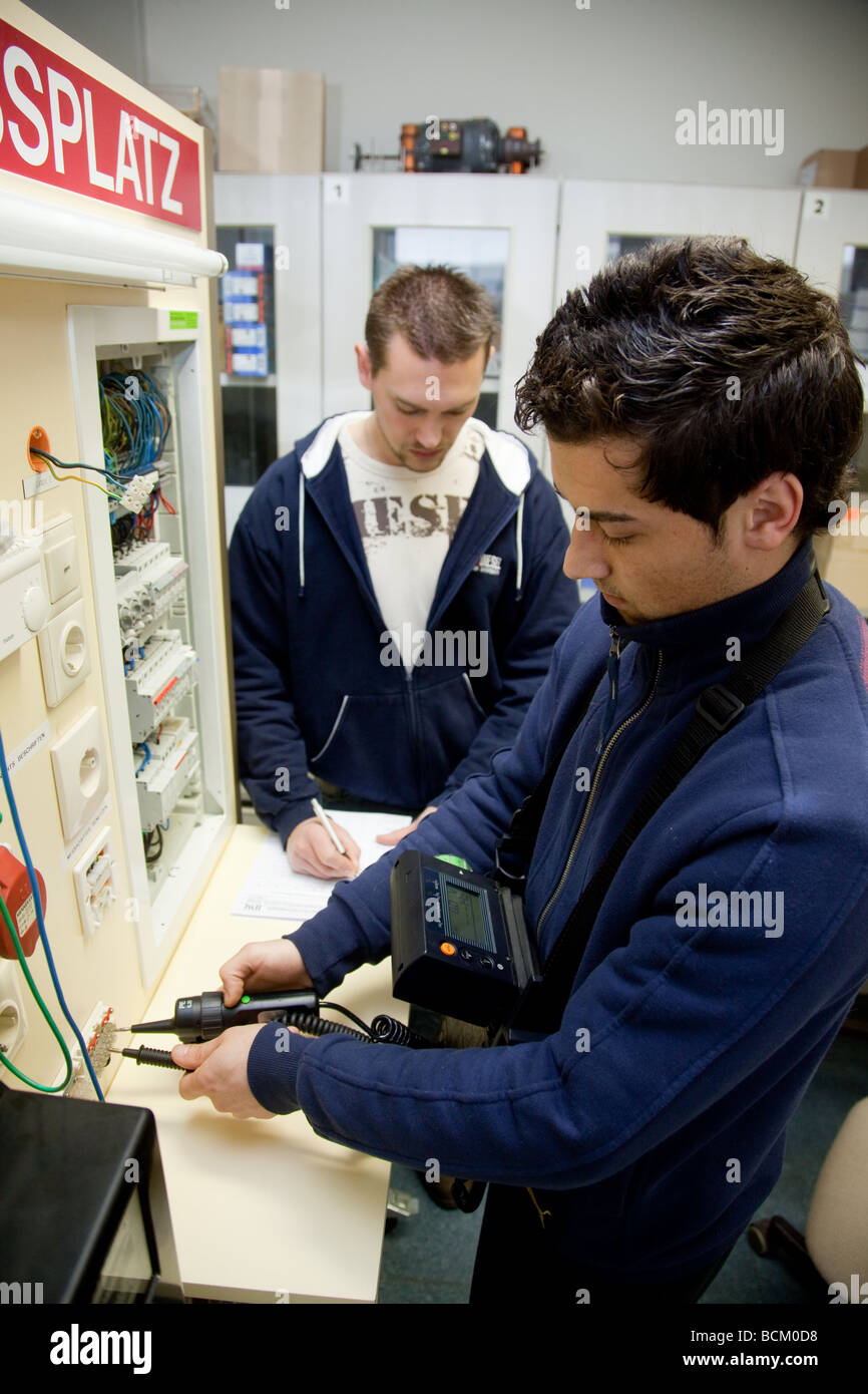 Elektriker sicherungskasten -Fotos und -Bildmaterial in hoher Auflösung ...