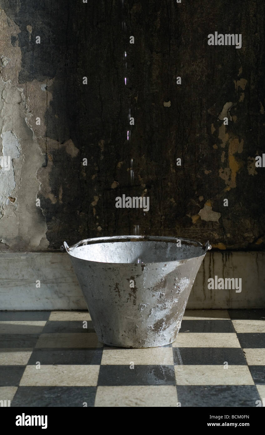 Wasser tropft in Eimer Stockfotografie - Alamy