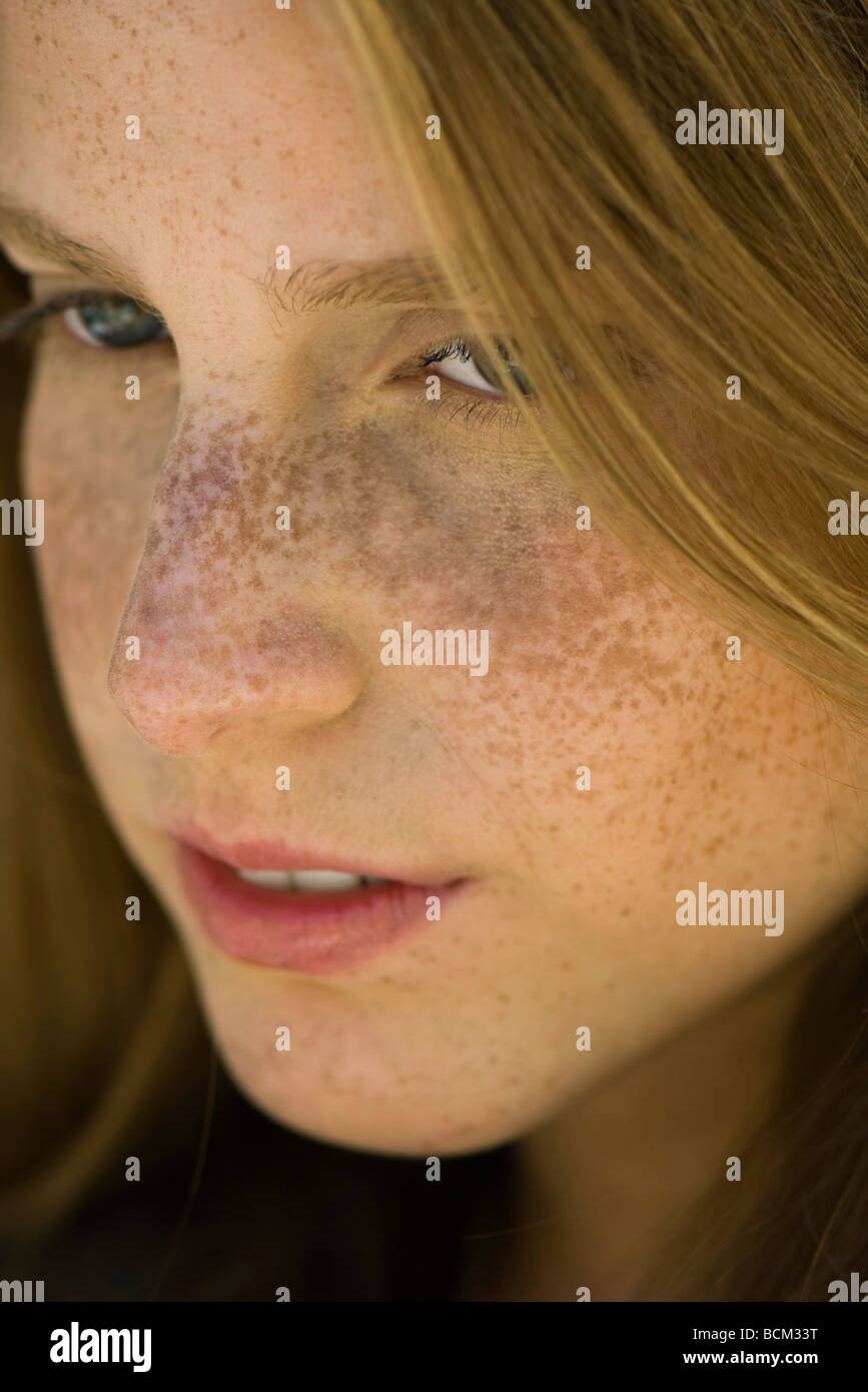 Junge Frau mit roten Haaren und Sommersprossen, close-up Stockfotografie - Alamy