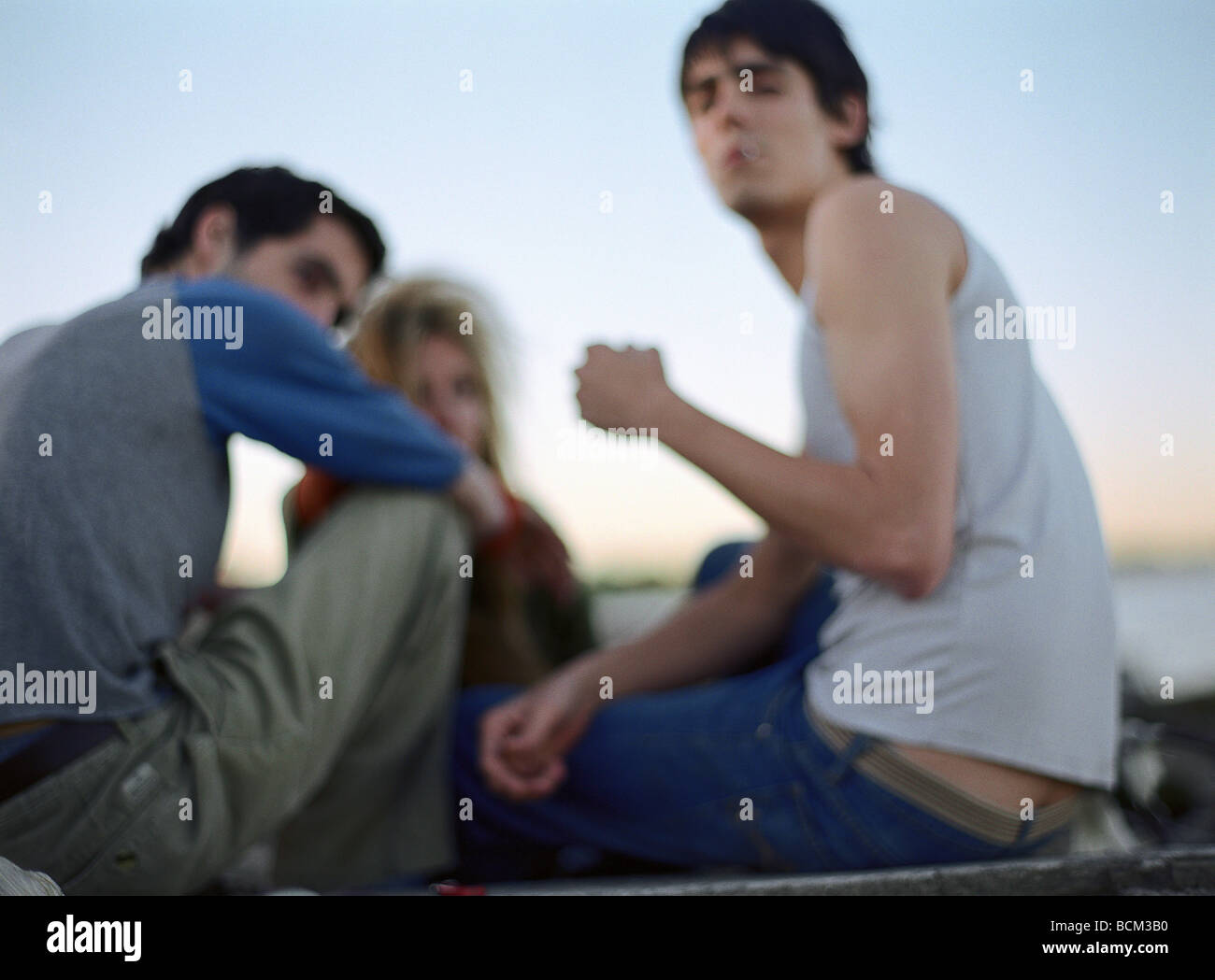 Smoking joint boy -Fotos und -Bildmaterial in hoher Auflösung – Alamy