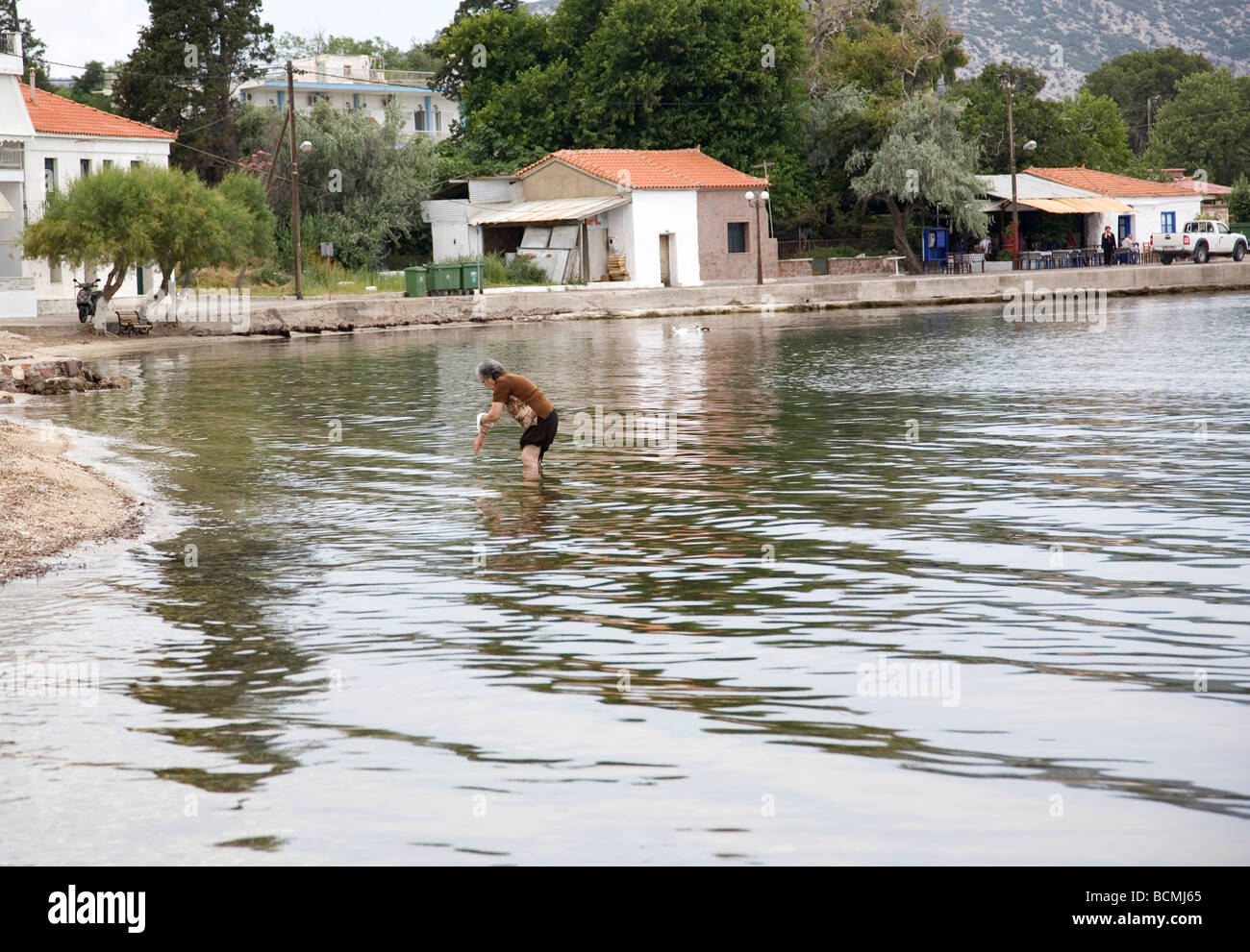 Bekleidete frau im meer -Fotos und -Bildmaterial in hoher Auflösung – Alamy
