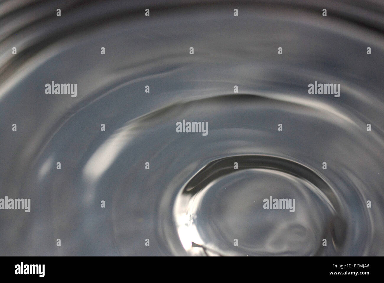 Welle kreise wasser tropfen muster -Fotos und -Bildmaterial in hoher Auflösung – Alamy