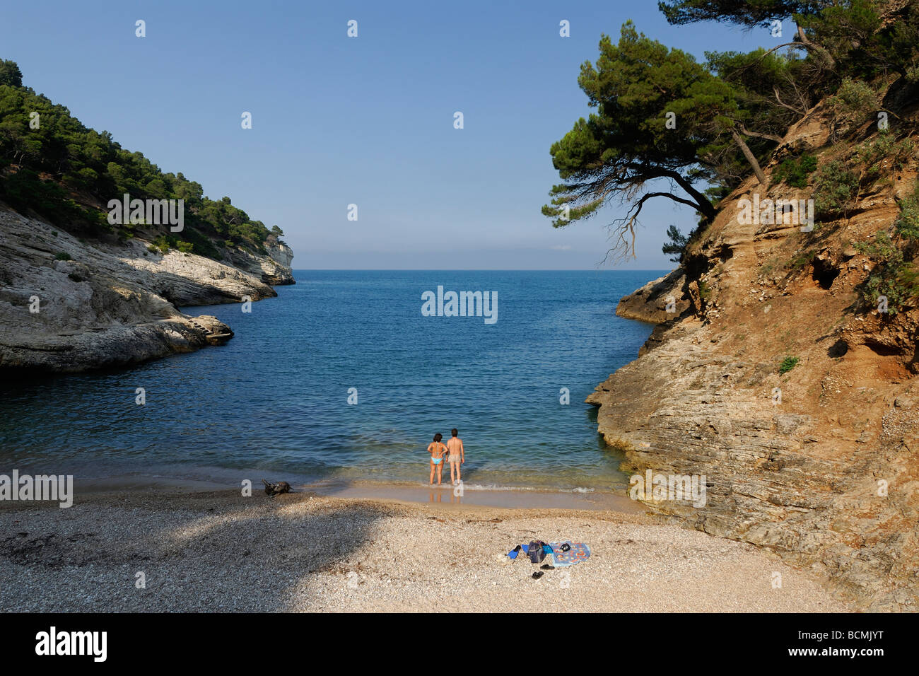 Vieste Apulien Italien Gargano Region paar am Strand, Blick auf das ...