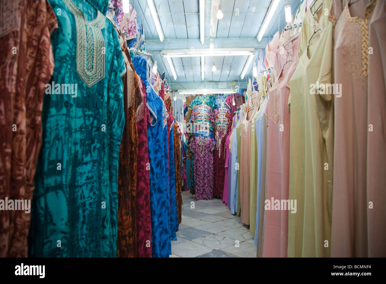 Ein Geschäft in der Medina von Tunis (Altstadt) zeigt Racks von Tuniken ...