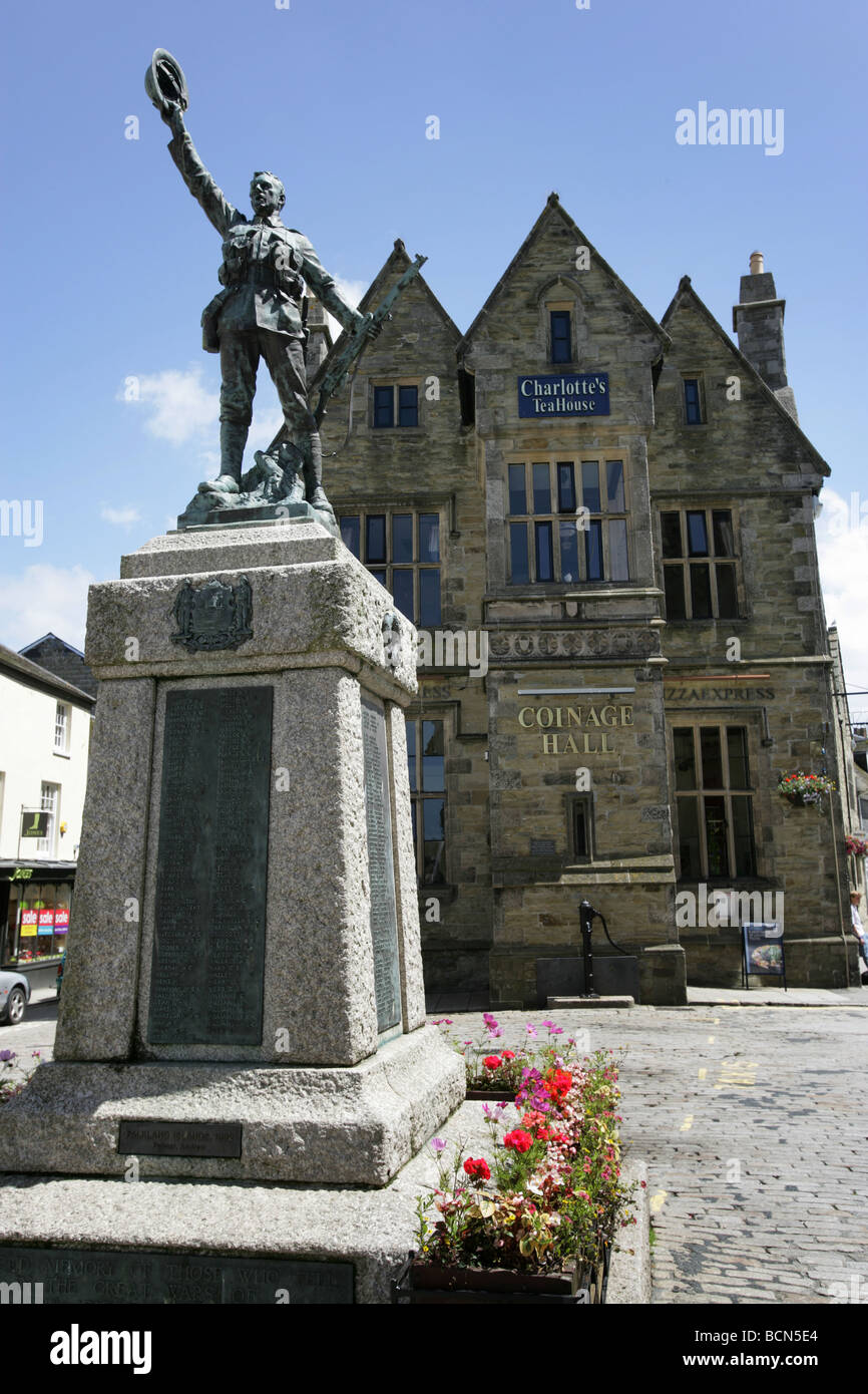 Stadt von Truro, England. Bronze Kriegerdenkmal auf Marmorsockel in ...
